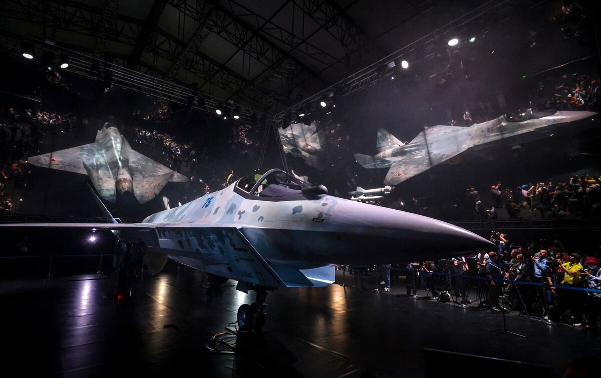 See Russia’s new Checkmate fighter jet unveiled at defense expo