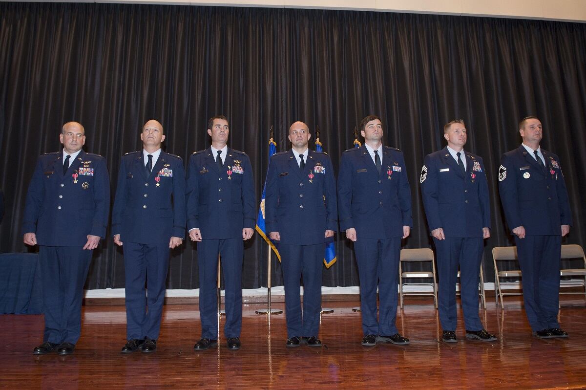 7 airmen receive Bronze Star for work on airfields in Iraq, Syria