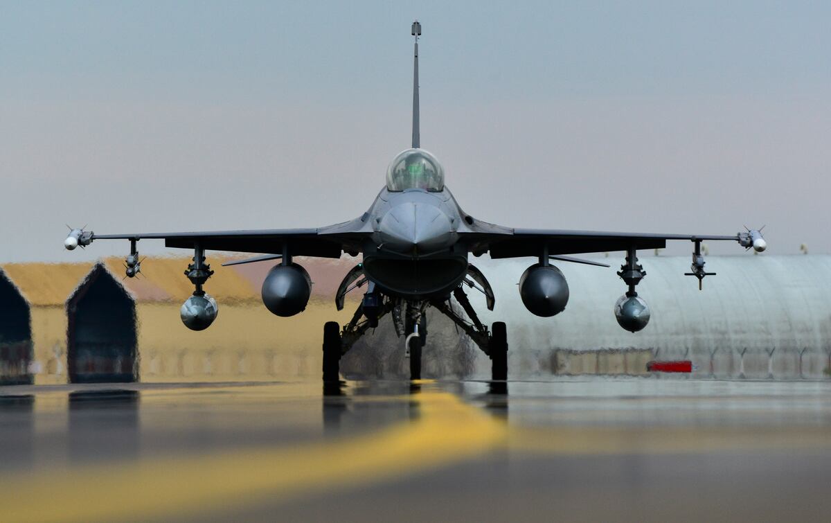 Air Force orders F-16 computer upgrade