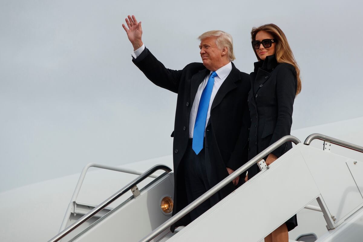 Trump arrives in Washington with a wave and a salute