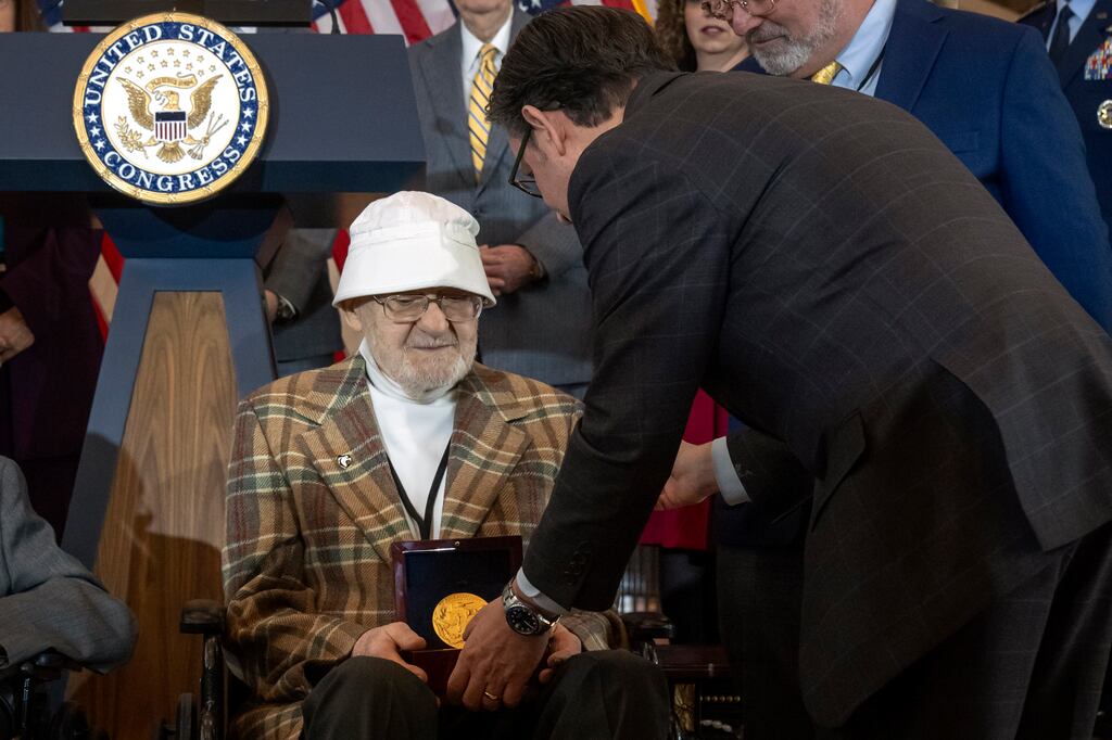 WWII unit whose fake tanks fooled Nazis get Congressional Gold Medal