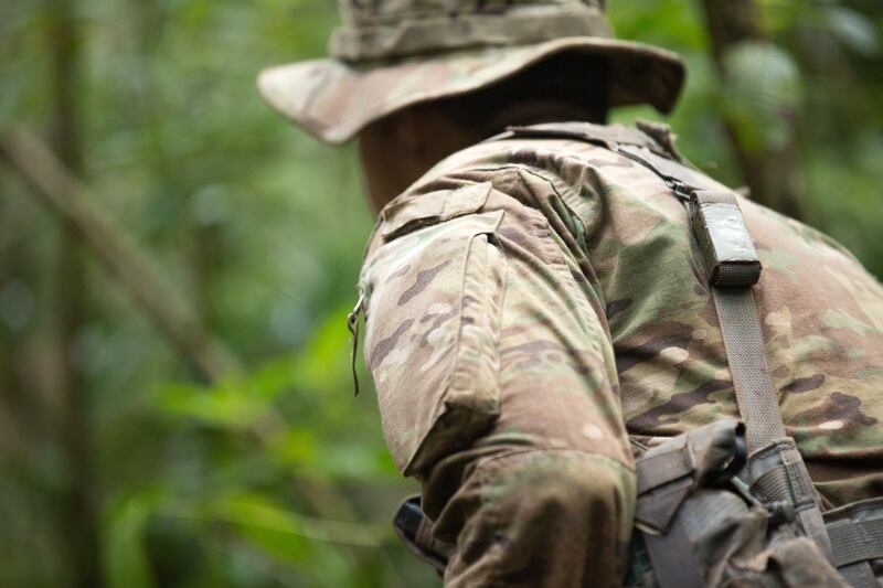 Soldiers wear new tropical uniforms and boots in jungle ACU field-test