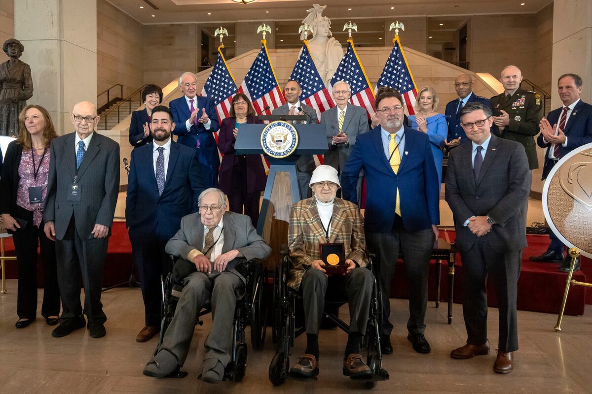 WWII unit whose fake tanks fooled Nazis get Congressional Gold Medal