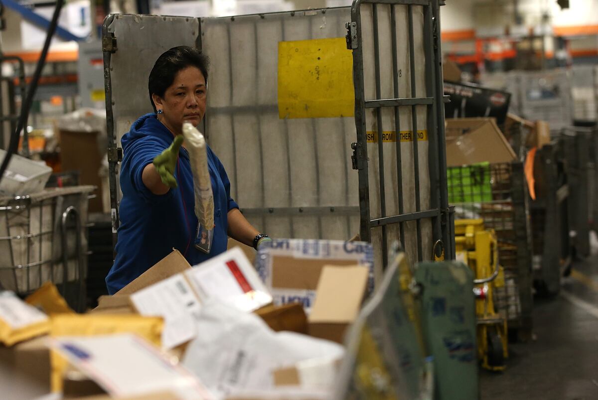 Cutting employee pay didn’t help USPS as much as it hoped