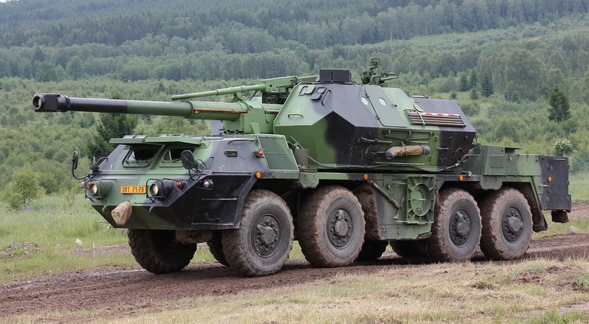 2S43 Mal'va: "IDK, just strap a 152 mm MSTA howitzer to a BAZ-6010, let ...