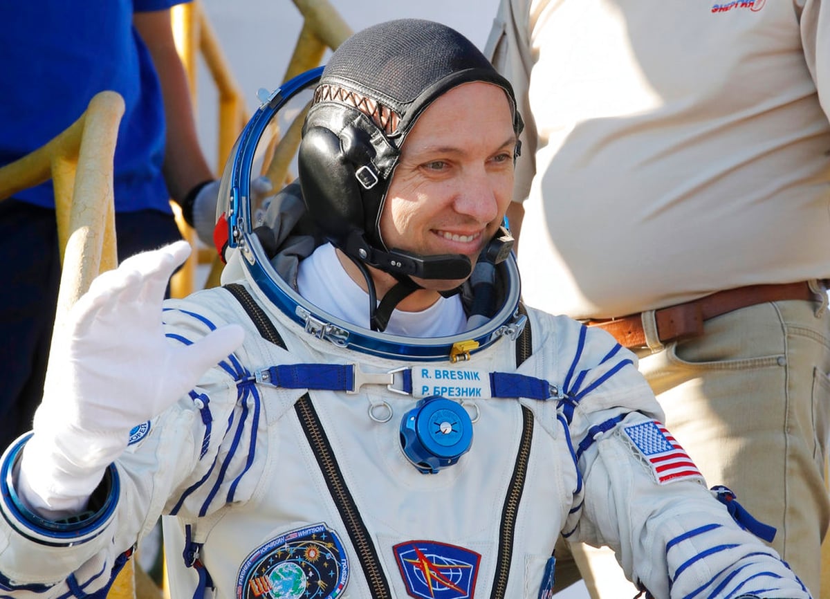 Retired Marine colonel one of 3 astronauts en route to space station